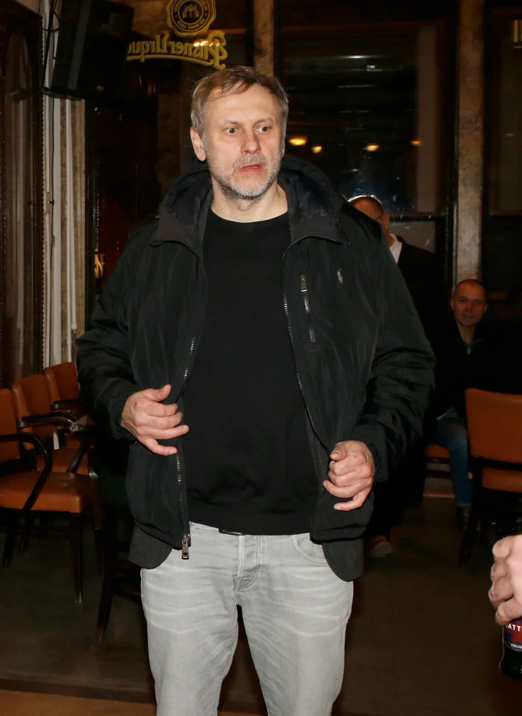 Herec Igor Chmela našel klid nedaleko Prahy. Detaily z jeho chalupy ...
