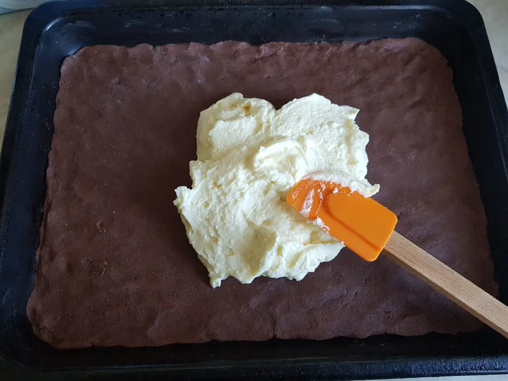 Tříbarevná buchta s meruňkami a tvarohem má jedno tajemství, díky ...