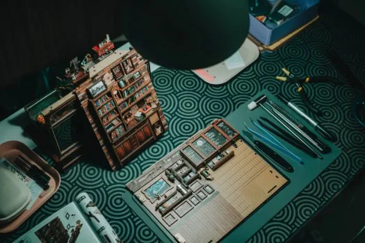 Miniaturní domečky a skleníky. Skládačka pro dospělé