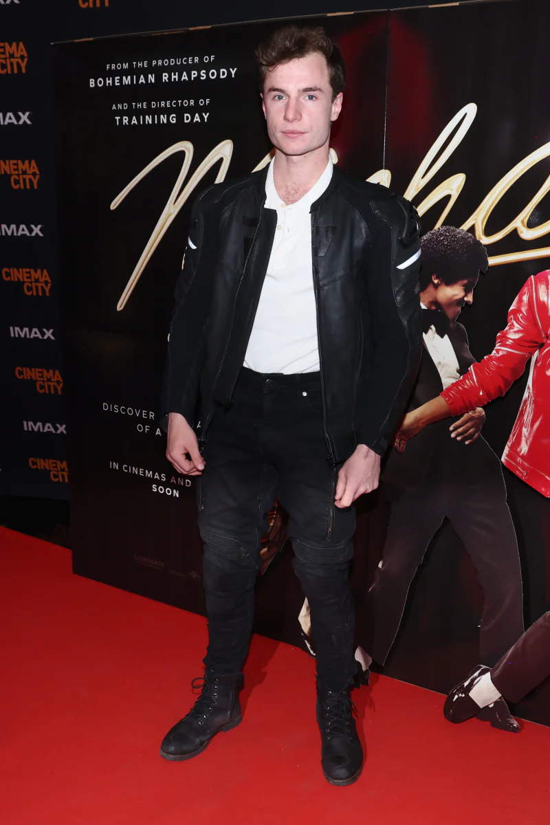 Červený koberec patřil králi popu: Premiéra filmu Michael přilákala ...
