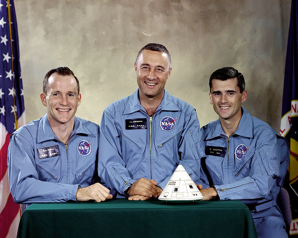 Posádka Apolla 1. Zleva: Edward H. White II, Virgil Ivan „Gus“ Grissom ...