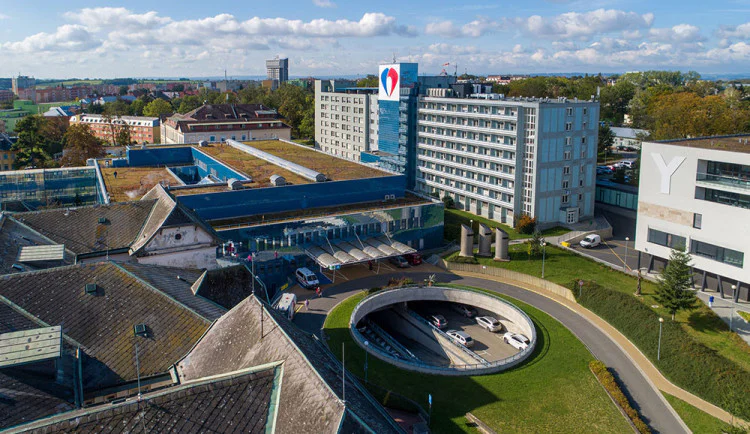Kausa defibrilátory. VZP prověřuje stovky implantací ve Fakultní ...