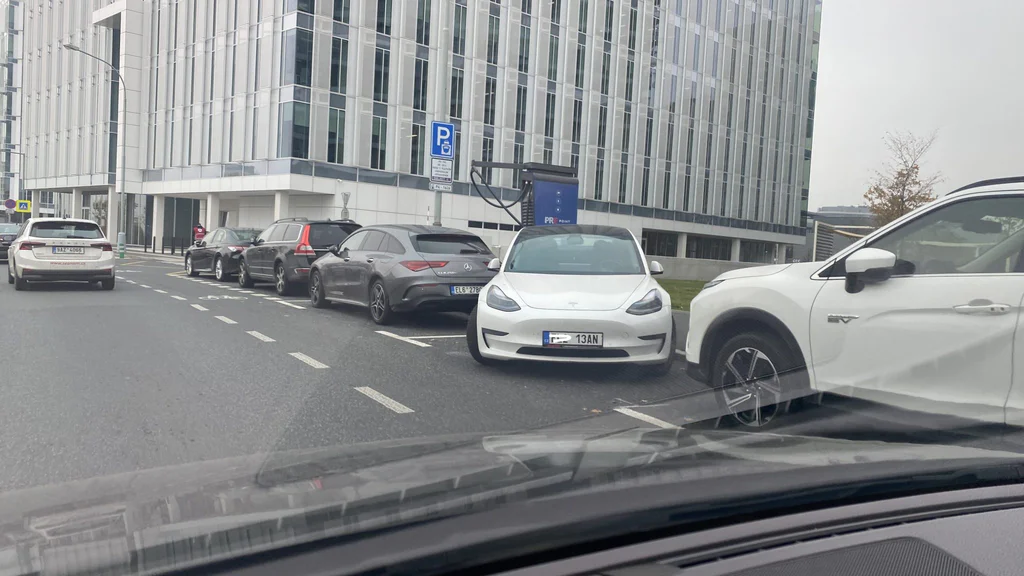 Jedno nabití elektromobilu za 20 000 Kč? Ano, nová zimní realita. Nízké ...