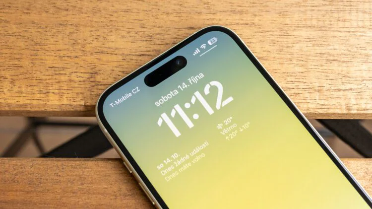 iPhone 18 by po letech mohl schovat kompletně všechny senzory pod displej