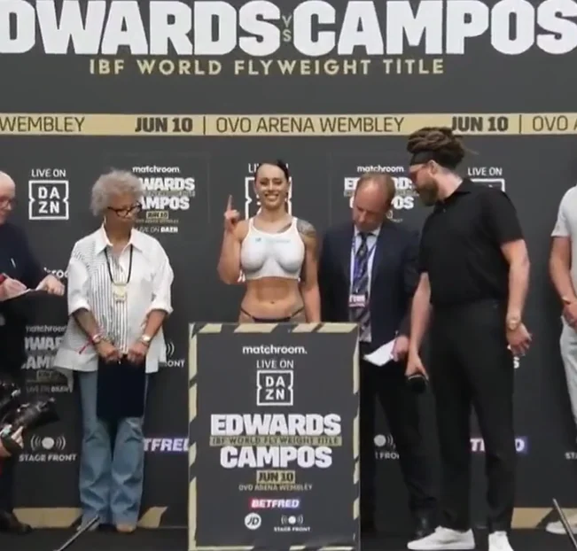 Půvabná boxerka se toho nebojí: Na vážení si to nakráčela nahoře bez!