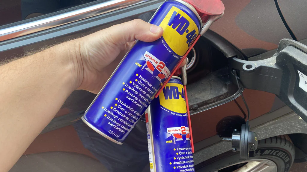 Do olejového hrdla motoru nalil WD-40. Auto nastartoval a žasl nad tím ...