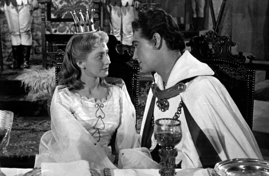 Odstraněný incest a trvalé následky z maskérny. Princezna se zlatou ...
